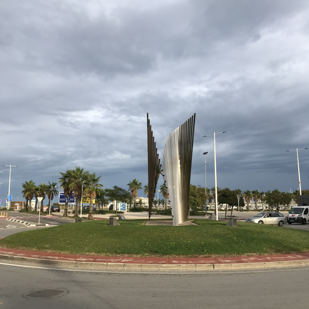 El monumento Cuadrado Curvo en Dénia