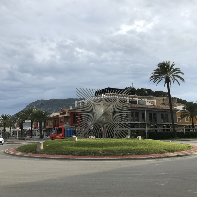El monumento Cuadrado Curvo en Dénia